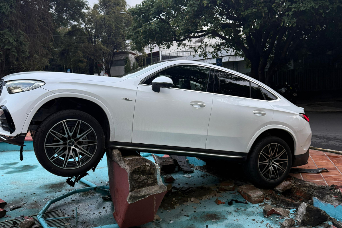 ¡Insólito en Polanco! Conductor dormido estrella su Mercedes contra ...