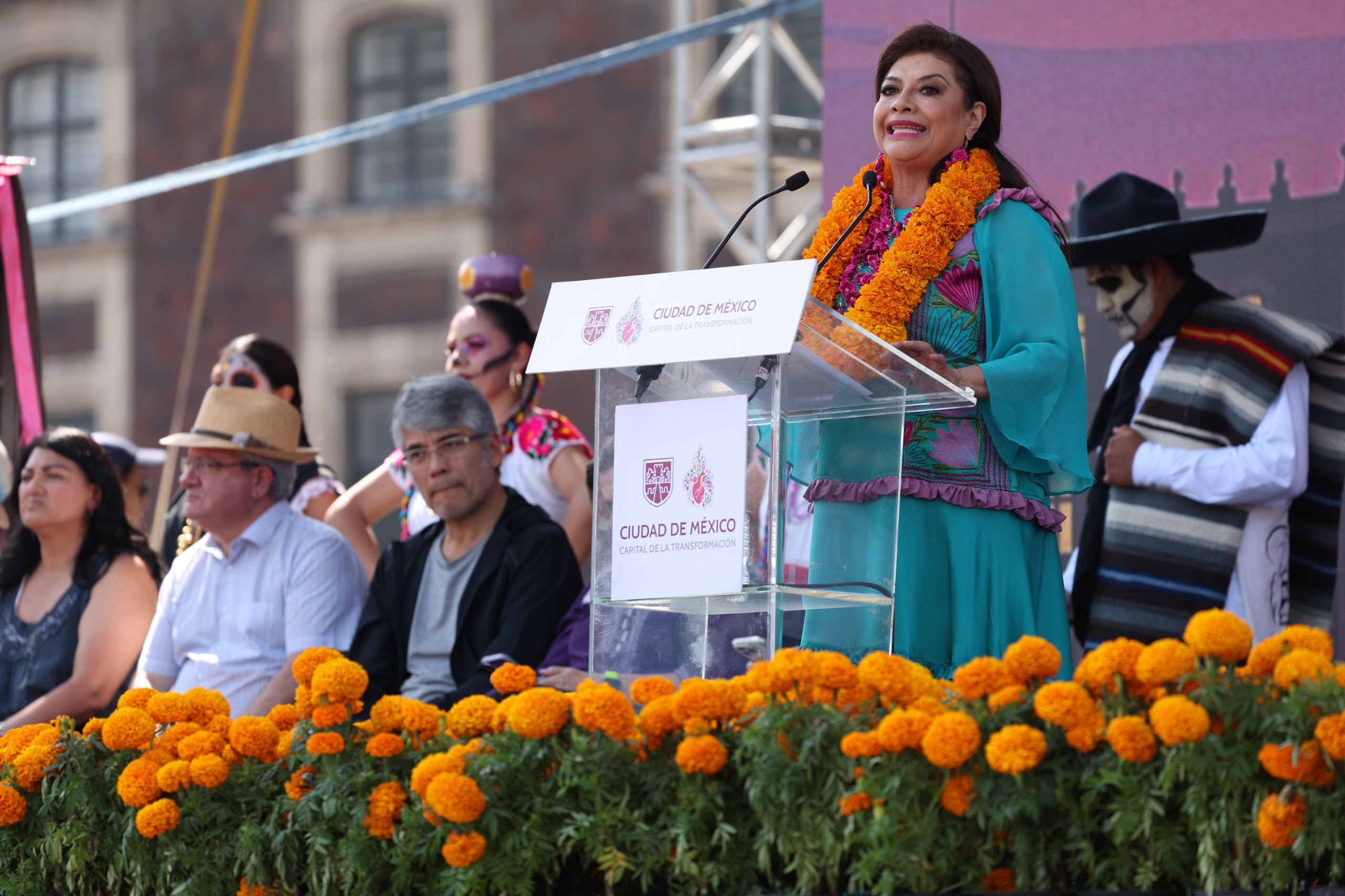 México celebra sus raíces: Clara Brugada abre la Ofrenda Monumental del ...