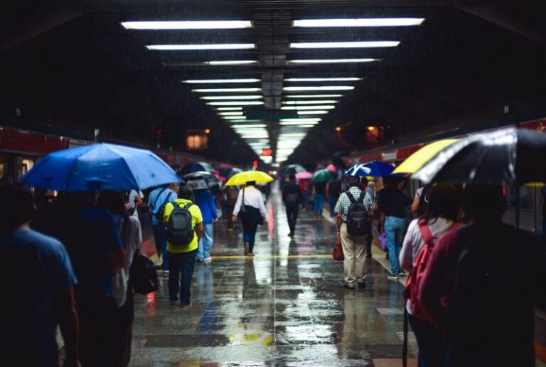 Movilidad CDMX registra retrasos por lluvias y cierre de estación ...